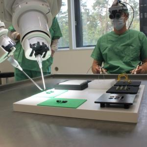 Chirurgische Robotik: Hochentwickelte Assistenz oder bald allein im OP ...