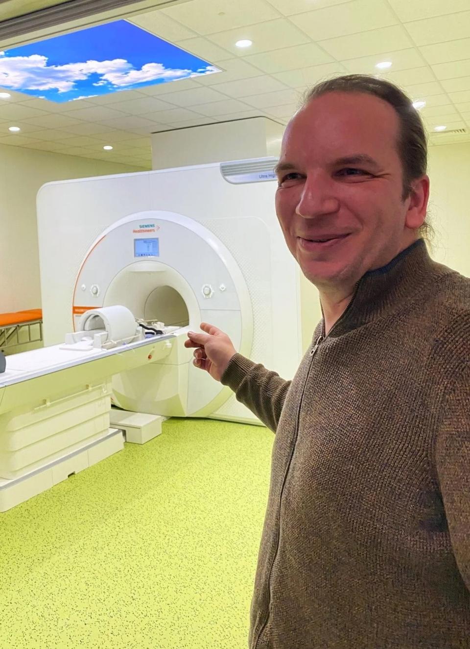 Helfer für die Hirnforschung: Neuer 7T-MRT angeschafft • healthcare-in-europe.com